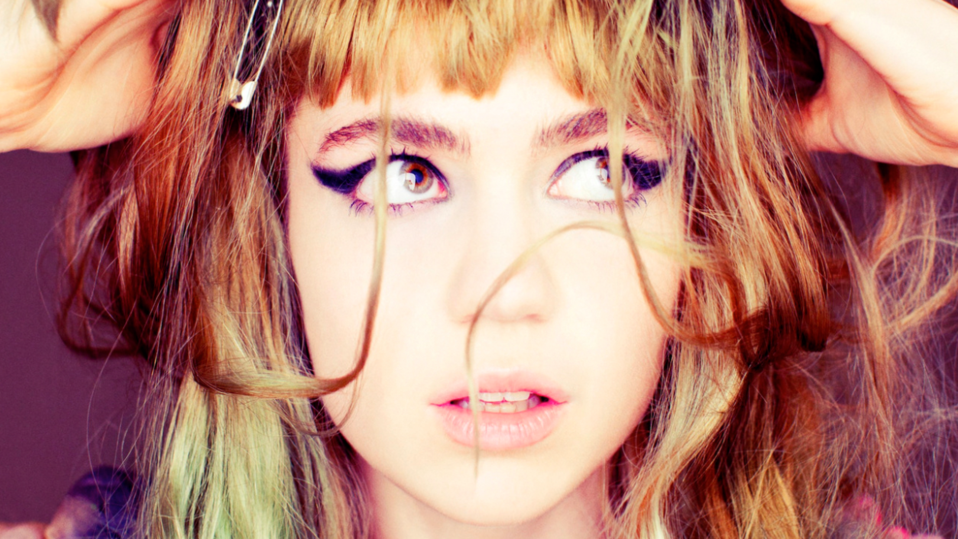 Grimes Performs “Flesh Without Blood” Live